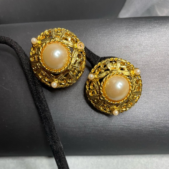 Ivanka Trump | Jewelry | Ivanka Trump Imitation Pearl Domed Gold Tone ...